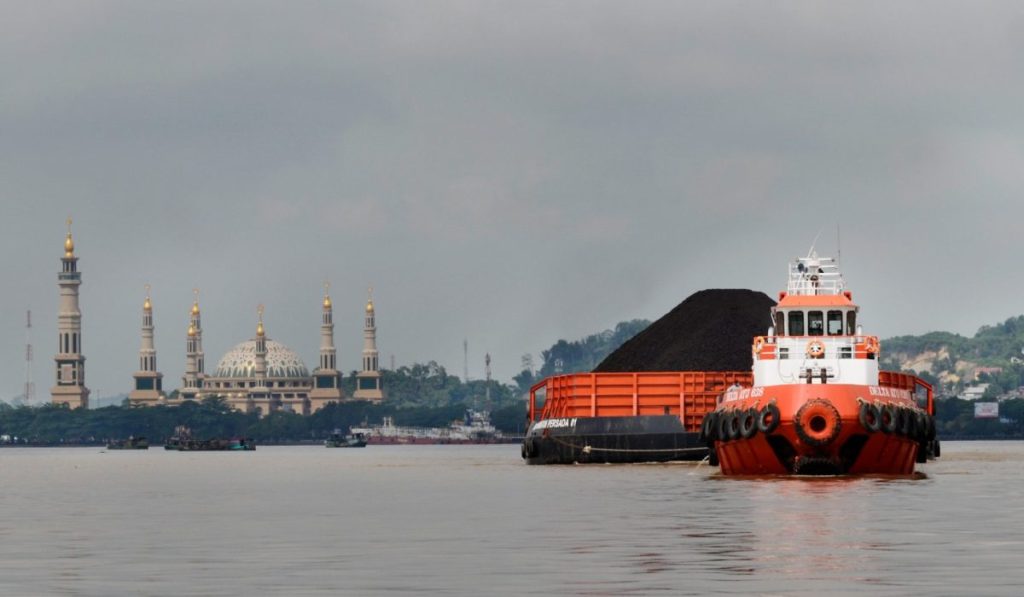 Kapal Pengangkut Batu Bara Dihantam Ombak Ganas Pantai Garsela ...